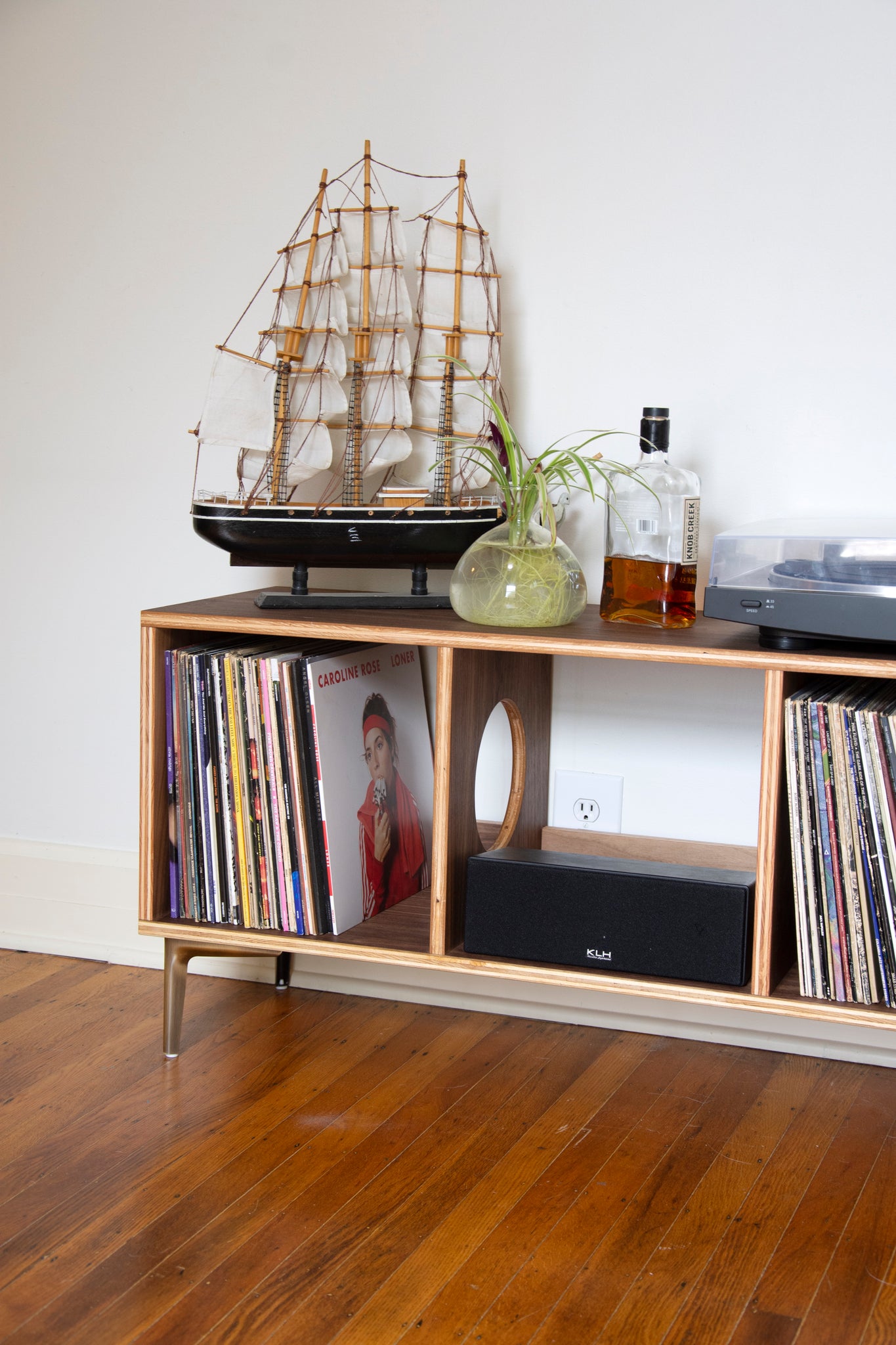 "The B-Side" Walnut Vinyl Record Console – Sidetracked Workshop