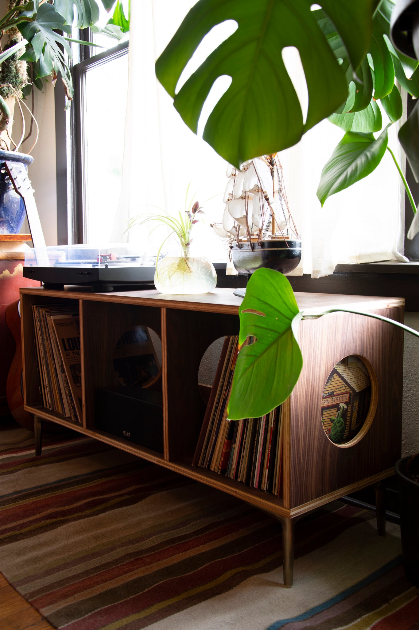 "The B-Side" Walnut Vinyl Record Console – Sidetracked Workshop